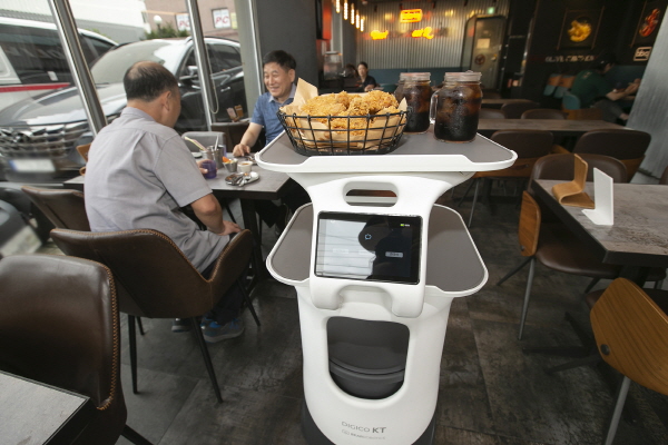 제너시스BBQ-KT, 인공지능ㆍ디지털 전환 분야 협력…“지니야, 황금올리브 주문해줘”